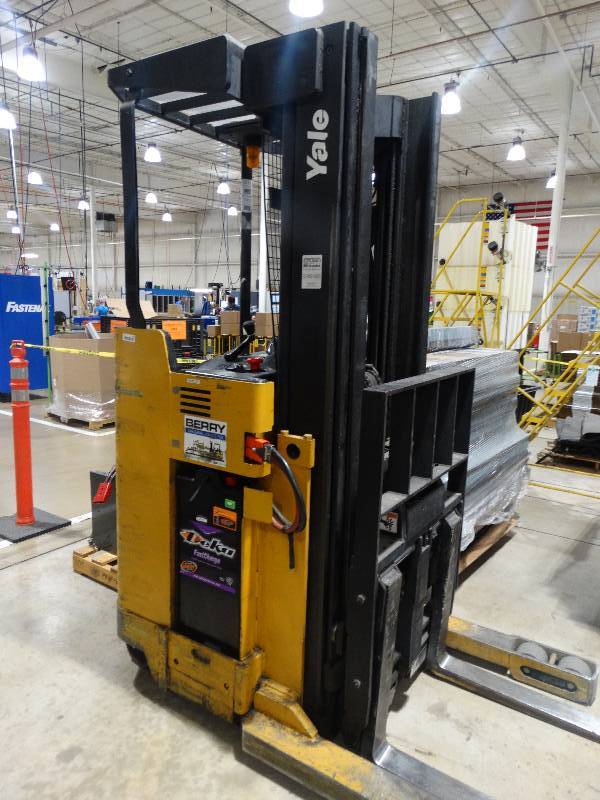 Yale type-E 24 volt stand up order picker/ pallet stacker- Like new ...