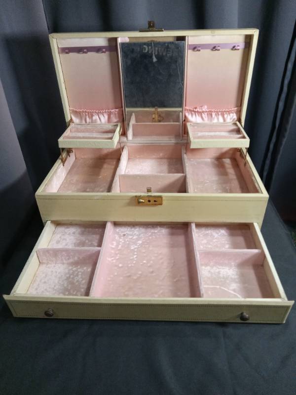 Olathe Pick-up~ Vintage Perfume Bottles, Lace, Antique Notions, and ...