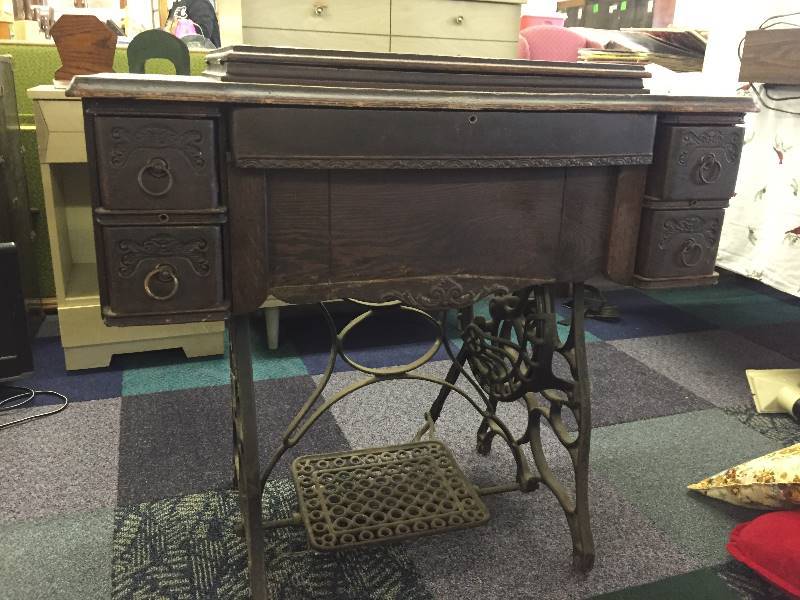 Vintage paddle sewing machine | Ginger's Auction House- Missouri Estate ...